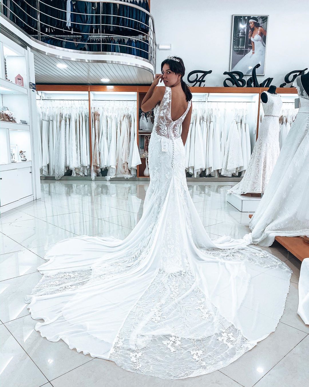 - Isabela Cardinali mostra-se vestida de noiva e revela data de casamento