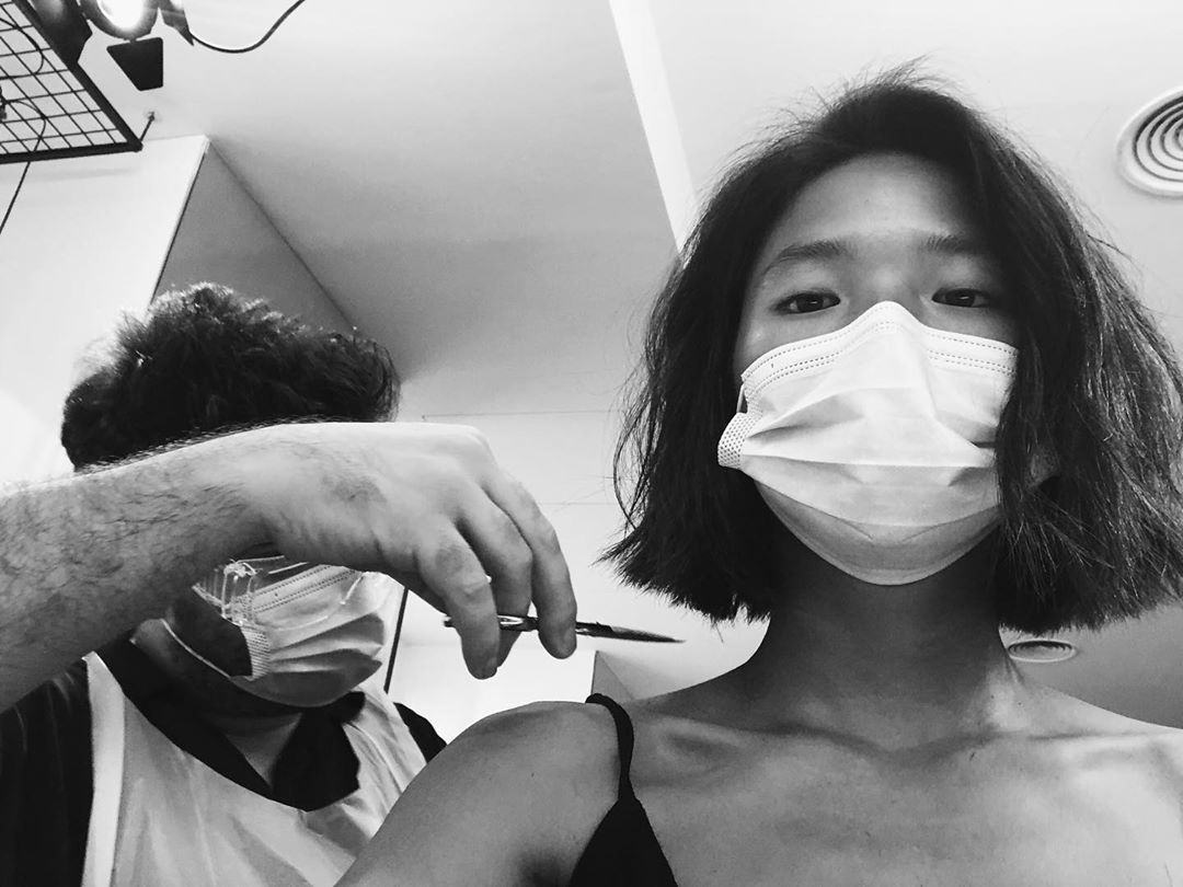 Jani Zhao muda radicalmente de visual. Veja como está a atriz