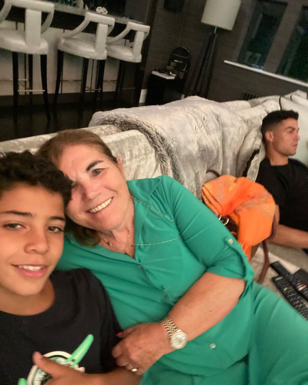 Cristiano Ronaldo e a dedicatória especial que assinou numa camisola de ...