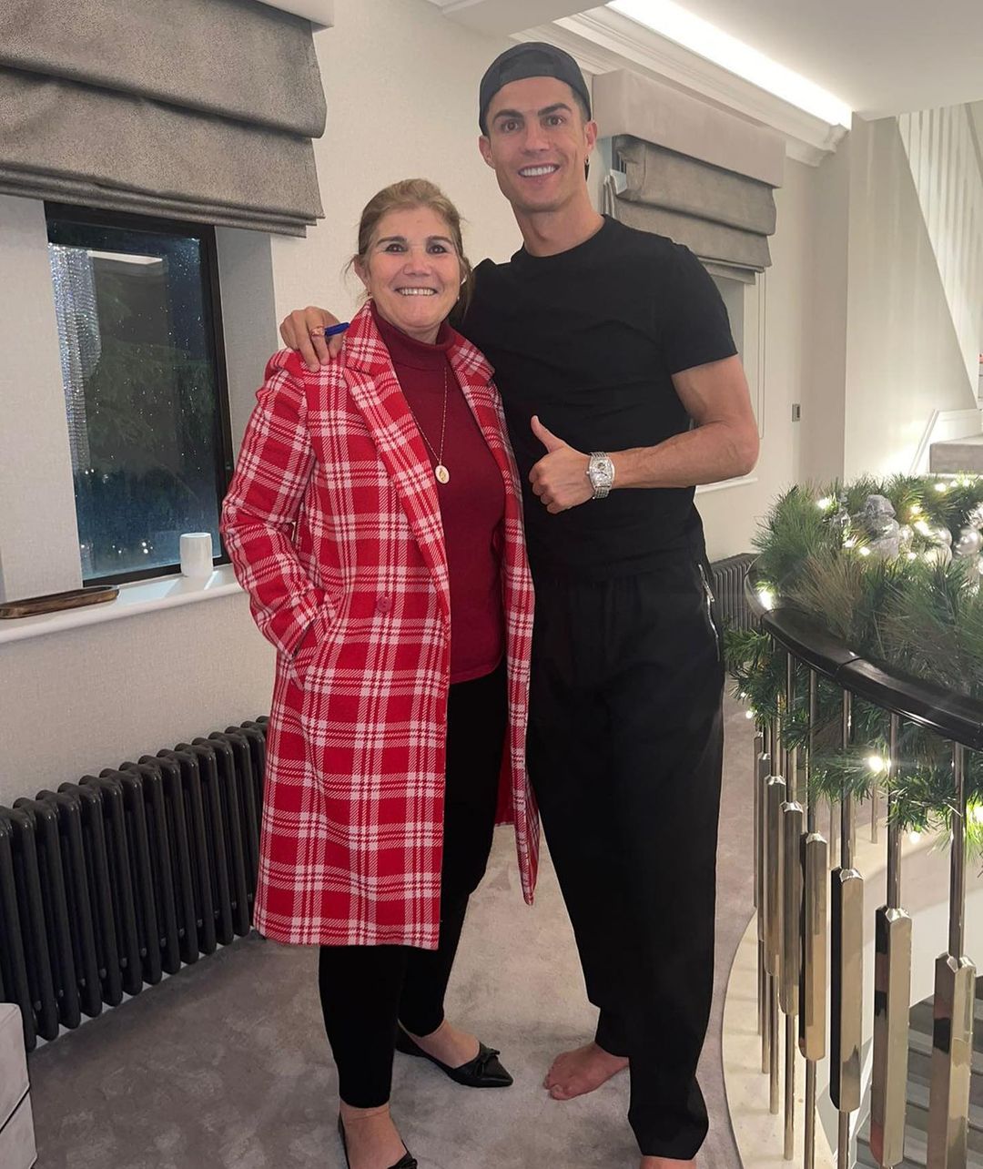 Cristiano Ronaldo e a dedicatória especial que assinou numa camisola de ...